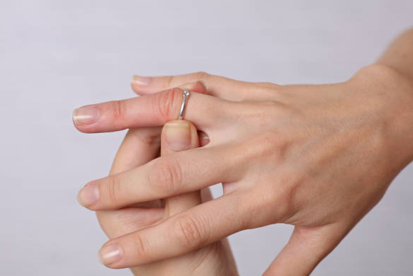 Swollen Hands? The Ring Sizing Puzzle. – Sami Fine Jewelry